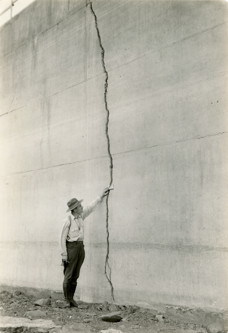 SCVHistory.com LW2642b | St. Francis Dam Disaster | Crack in the Wing ...