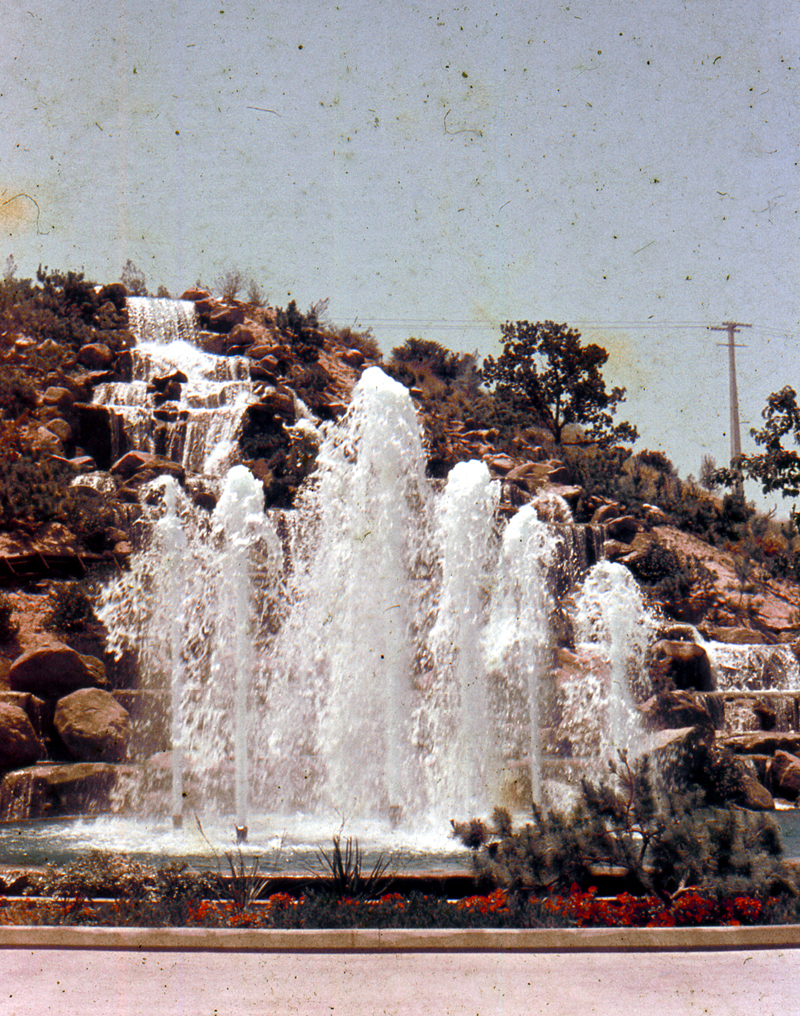 SCVHistory.com LW2754b | Magic Mountain | Fountain & Valencia Falls, ~1971